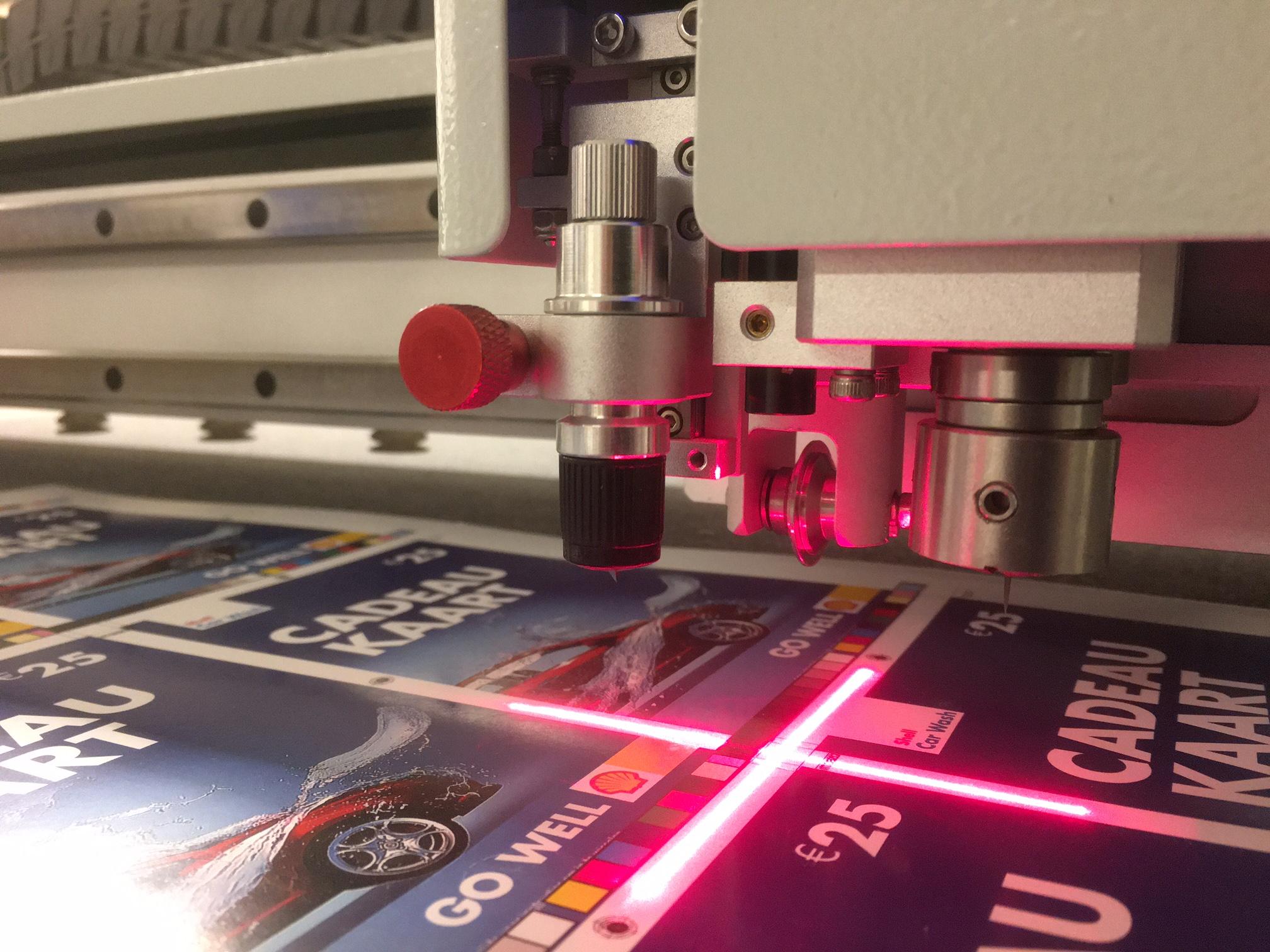 Stanswerk : drukwerk stansen en doosjes vouwplakken